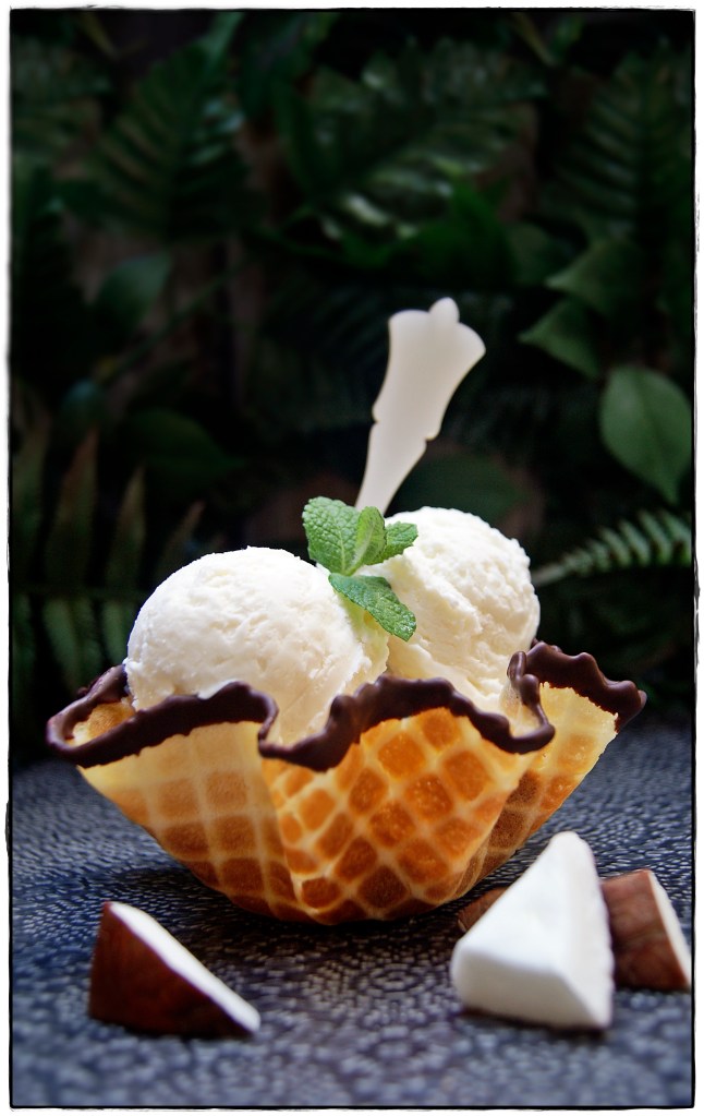 HELADO DE COCO EN TULIPA DE GALLETA | Cosmopolitan Cuisine