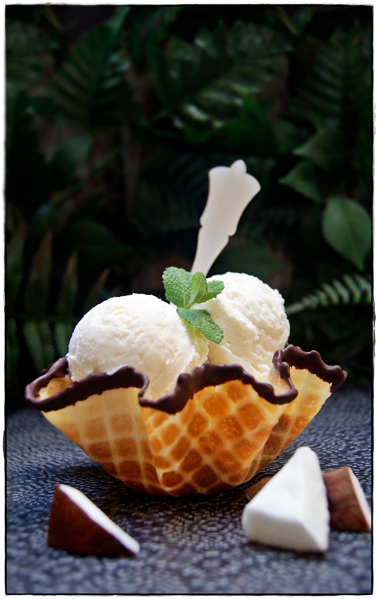 HELADO DE COCO EN TULIPA DE GALLETA | Cosmopolitan Cuisine