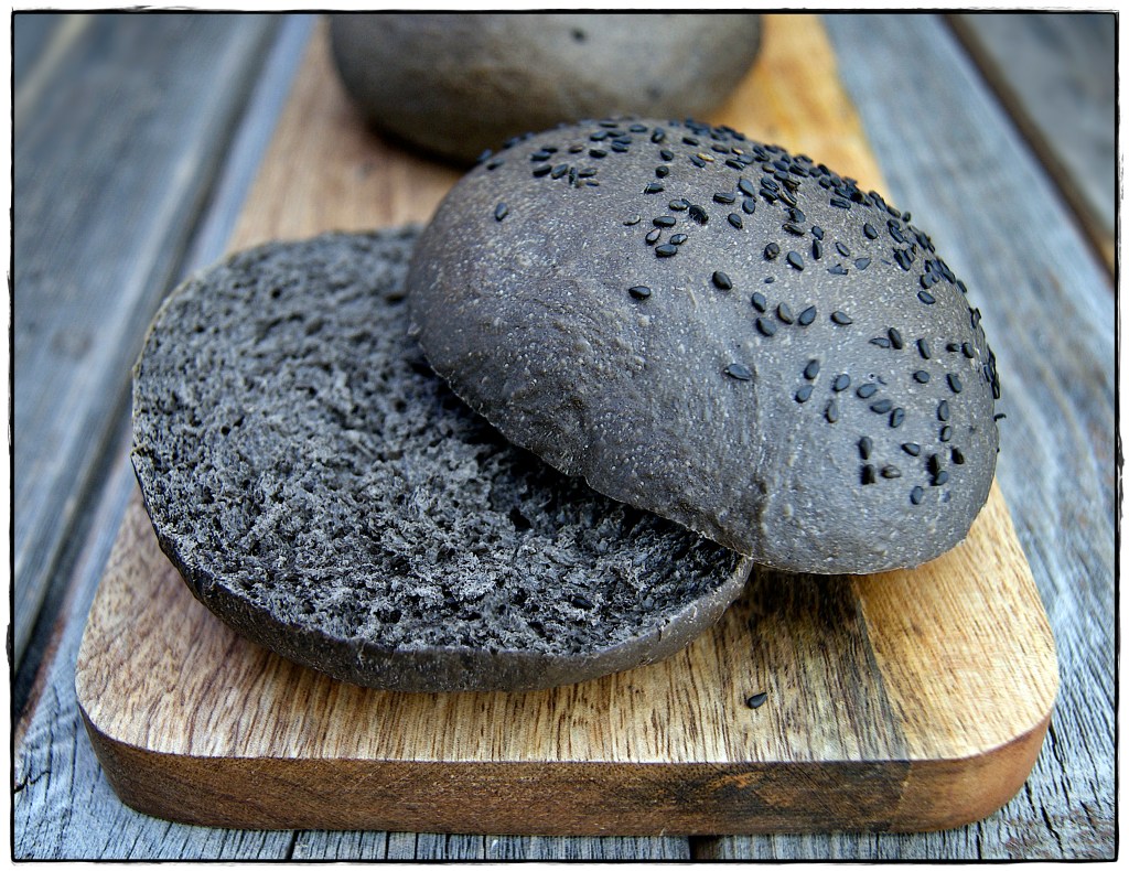 PAN DE HAMBURGUESA A LA TINTA DE CALAMAR | Cosmopolitan Cuisine